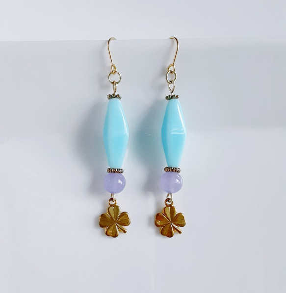 送料無料＊チェコビーズと四葉のクローバーのピアス/イヤリング(パステルブルー) ピアス（フック・チェーン） Coloramelody 通販 ...