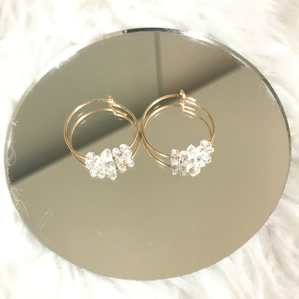 水晶のフープピアス♡ ピアス（フープ） HANAISHI Crystal 通販｜Creema(クリーマ) 10953471