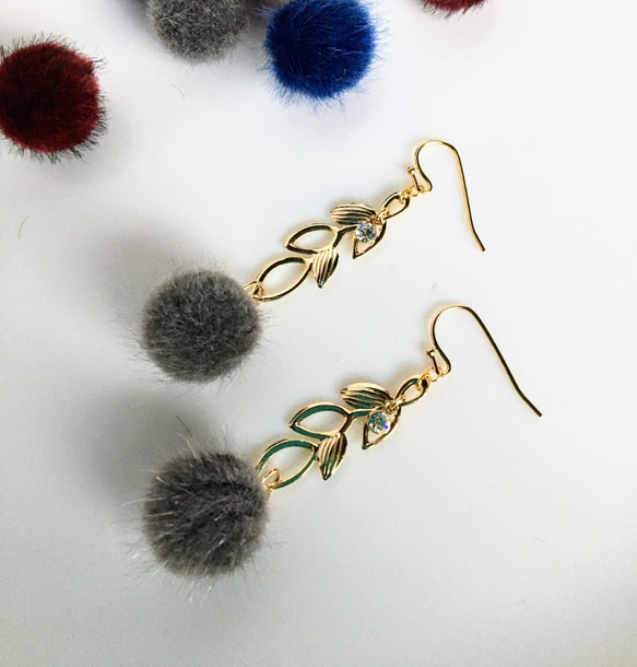フェイクファーとリーフのピアス／イヤリング ピアス（フック・チェーン） Melkweg 通販 10639340｜Creema(クリーマ)