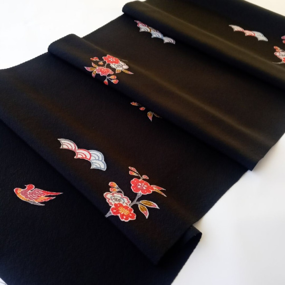 【正絹 はぎれ】【ちりめん】黒地に紅型模様のちりめん生地 35.8cm×100cm はぎれ 猫野社 通販 12716496｜Creema(クリーマ)