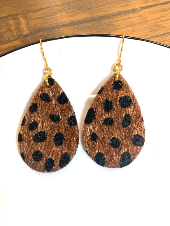 ブラウンにブラックのドットしずく型ピアス ピアス（フック・チェーン） chi-ta-ka 通販 10200414｜Creema(クリーマ)