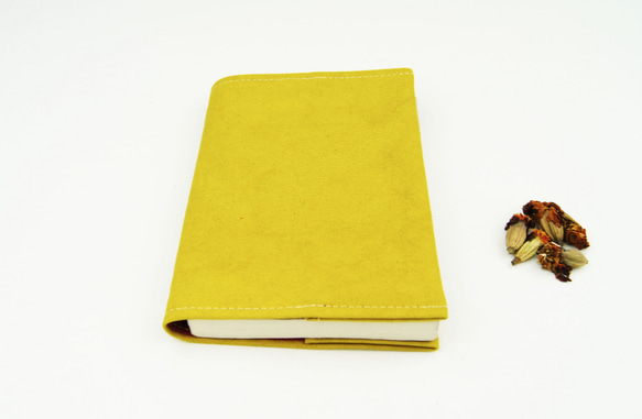 秋の夜長に読書を。草木染め帆布ブックカバー〜芥子色（からしいろ）〜 ブックカバー somebito 通販 1452273｜Creema(クリーマ)