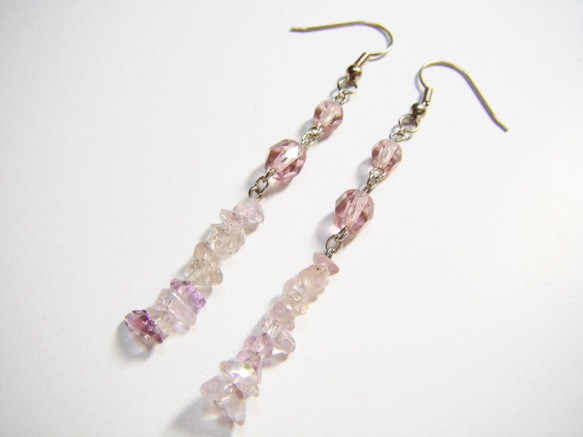 ライトアメジストとチェコビーズのストレートロングピアス ピアス（フック・チェーン） krása（クラーサ） 通販 3928665｜Creema ...