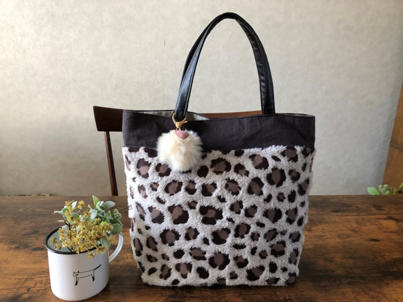 秋冬向けトートバッグ（ヒョウ柄）☆白のもこもこチャーム付き トートバッグ コットンボール 通販 12693046｜Creema(クリーマ)