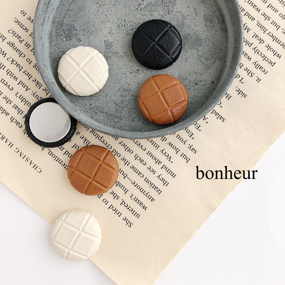 【送料無料】ヴィンテージ風ボタン レザー カボション ホワイト 4個 ボタン BONHEUR 通販 10511417｜Creema(クリーマ)