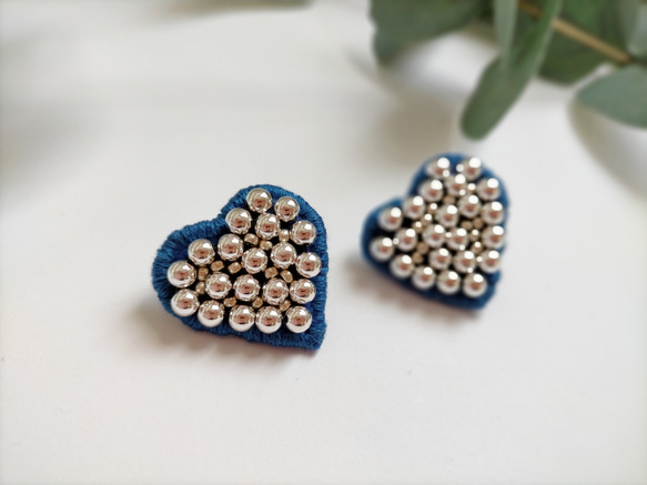 アシメなシルバーハートピアス（ロイヤルブルー） ピアス（スタッド・一粒） EMYU（エミュ） 通販 12739535｜Creema(クリーマ)