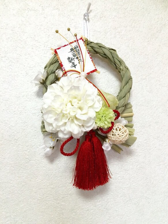 お正月飾り 大輪ホワイトダリアのお飾り しめ縄・しめ飾り 花の髪飾りK&A 通販 1610186｜Creema(クリーマ)
