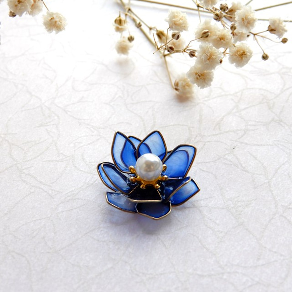 睡蓮の片耳ピアス：群青 ピアス（スタッド・一粒） ほうろうねこ 通販 10500167｜Creema(クリーマ)