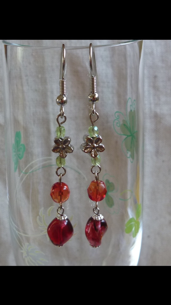 お花と赤いビーズのピアス 14 ピアス（フック・チェーン） ルチア 通販 1354052｜Creema(クリーマ)