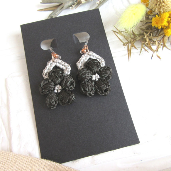 クロッシェのノンホールピアス ぷっくりフラワー ブラック イヤリング・ノンホールピアス 毛糸の雑貨屋 na.tu 通販 12657133 ...