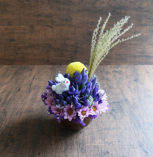 【生花】りんどう山にのぼる月アレンジ ／ Mサイズ アートフラワー 花職人工房：Creema店 通販｜Creema(クリーマ)