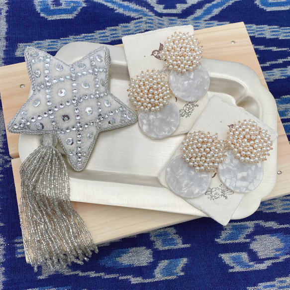 小粒パールとアクリルビーズのピアス ピアス（その他） samoka.ju 通販 12129135｜Creema(クリーマ)