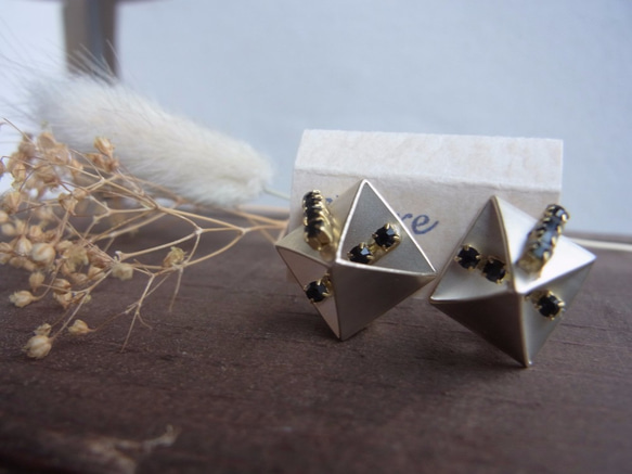 sankaku イヤリング（黒） イヤリング・ノンホールピアス Plaire 通販｜Creema(クリーマ) 1555107