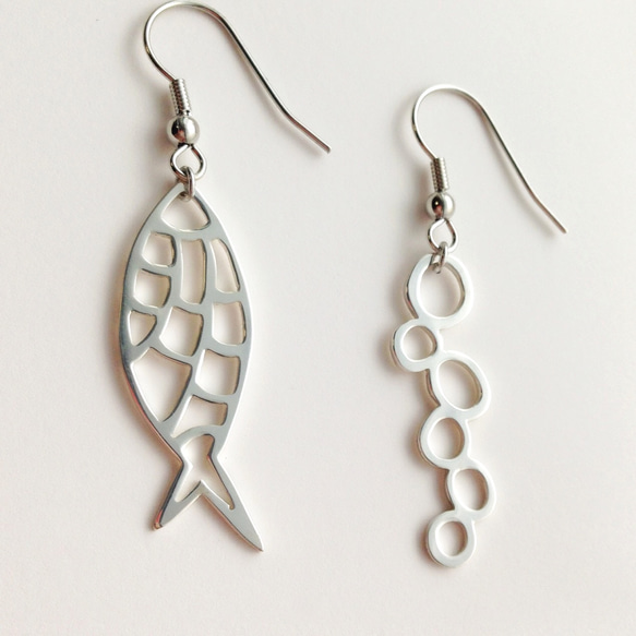 【受注製作】ピアス・イヤリング／シルバー 魚＆バブルアシンメトリーデザイン ピアス（フック・チェーン） EMMA agency 通販 ...