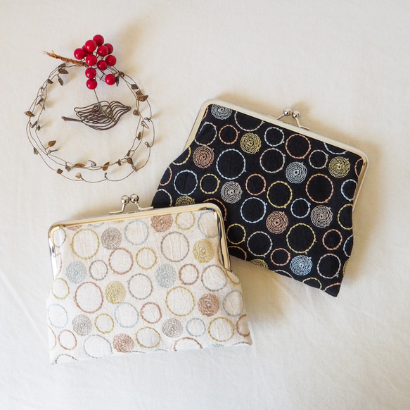 サークル刺繍 ブラック｜シンプルながま口ポーチ ポーチ sumica 通販 11691465｜Creema(クリーマ)