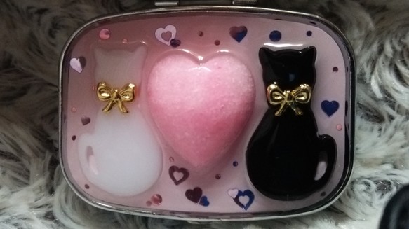 内側に鏡付き 黒ネコ&白ネコのラブラブピルケース（受注生産） その他ケース HollyHock 通販 1707742｜Creema(クリーマ)