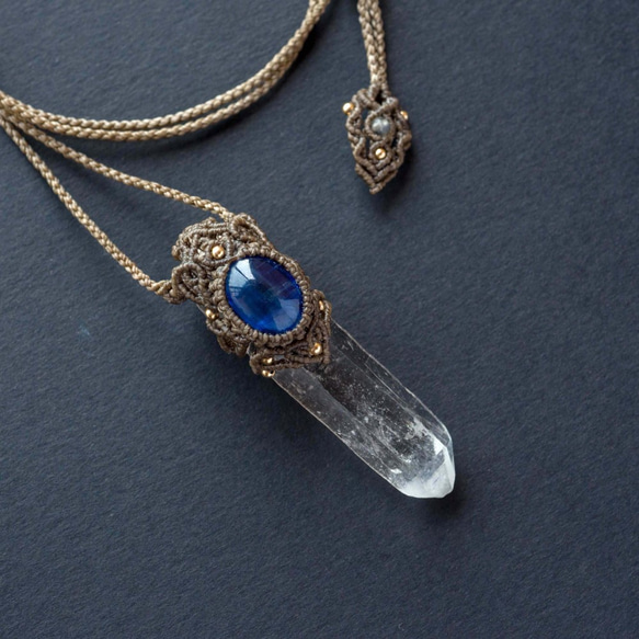 クリスタルとカイヤナイトのマクラメ編み 天然石ネックレス ネックレス・ペンダント shantiwala 通販 7332895｜Creema(クリーマ)