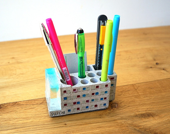 小さな団地の文具スタンド。 “DANCHI” [C棟] ペン・筆記用具 heyamidori 通販 10256969｜Creema(クリーマ)