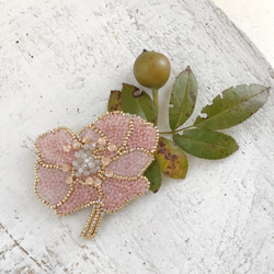オートクチュールビーズ刺繍ブローチ バラの花(くすみピンク オートクチュールビーズ刺繍ブローチ バラの花(くすみピンク