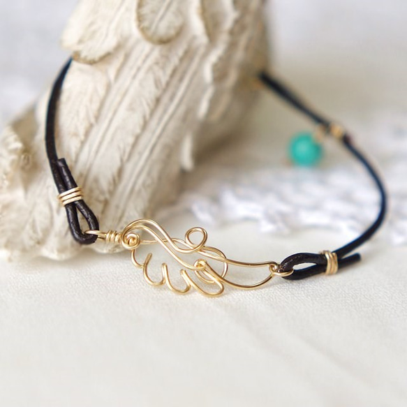 14kgf フェザーワイヤーの本革ブレスレット ターコイズ★簡単装着 ブレスレット 天使のさざれ 通販｜Creema(クリーマ) 1872233