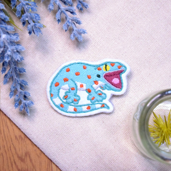 トッケイヤモリ ノーマル 刺繍標本 ヤモリ／爬虫類 ブローチ 刺繍図鑑 通販 11547631｜Creema(クリーマ) ハンドメイド・手作り ...