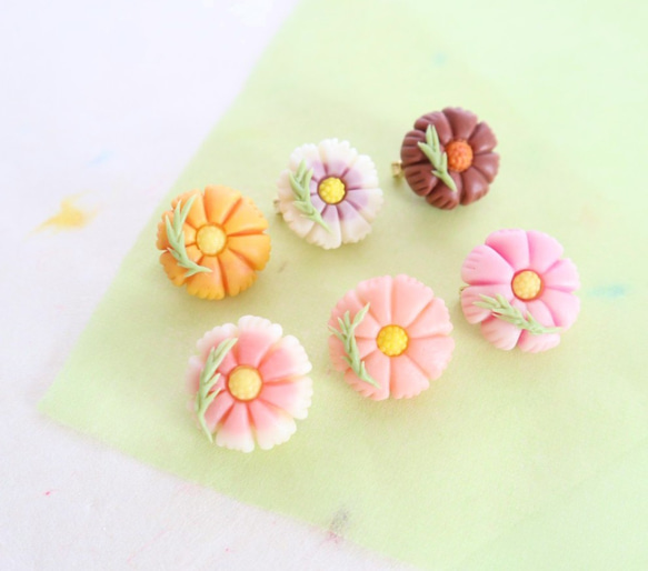 コスモスの練りきりブローチ ブローチ cotocoto 通販｜Creema(クリーマ) 12631560