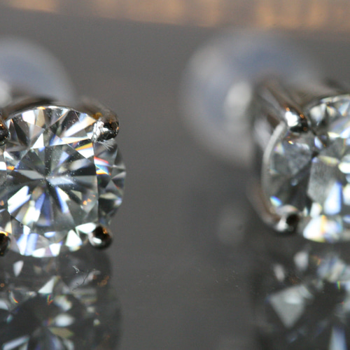 鑑定書付】DAMULET 1.0 ct モアサナイト ピアス k18 or pt900 鑑定書付】DAMULET 1.0 ct モアサナイト ピアス k18 or pt900