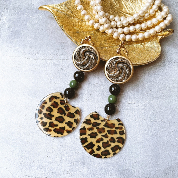 ヴィンテージボタンとレオパードのイヤリング イヤリング・ノンホールピアス KOR+U 通販｜Creema(クリーマ) 12586186