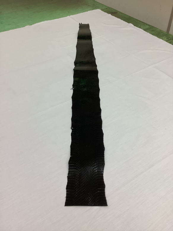 コブラ皮 ツヤ有り 黒 長さ106cm ハラコ幅11cm その他素材 レザーメイトさとう 通販 12649985｜Creema(クリーマ)