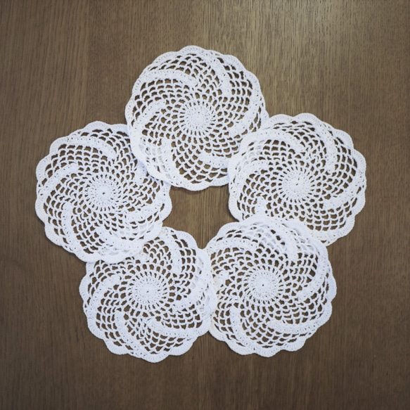 白レース糸渦巻き模様コースター＜5枚組＞ その他インテリア雑貨 ミタノト 通販 12690199｜Creema(クリーマ)