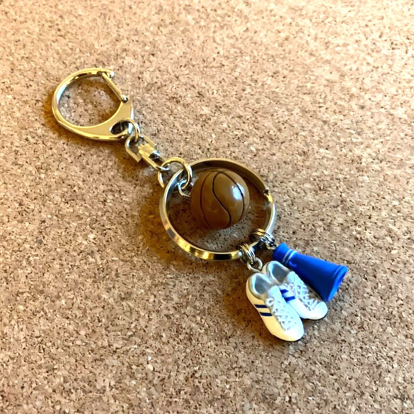 キーホルダー ☆バスケットボール☆ シンプル ブルー キーリング 🦮ストラップとキーホルダーのお店🐈 通販 12377900｜Creema(クリーマ)