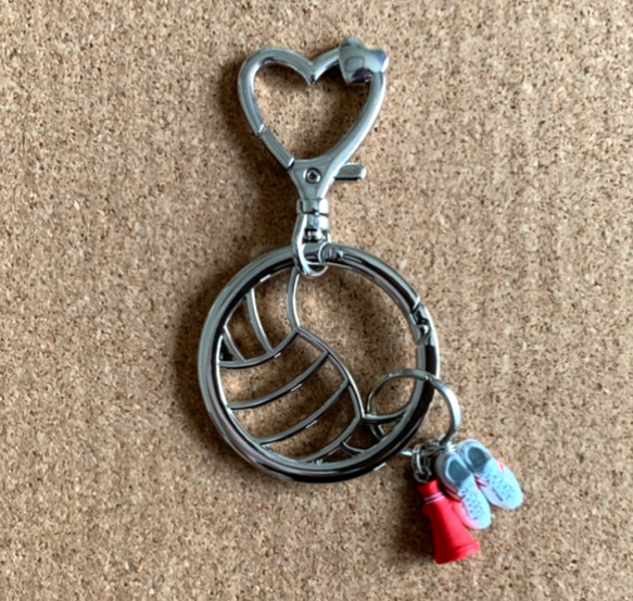 カラビナ スポーツデザイン☆バレーボール☆ キーホルダー ハート レッド キーリング 🦮ストラップとキーホルダーのお店🐈 通販 ...