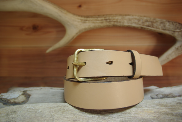 槌目真鍮バックルレザーベルト 35mm幅 キャメル その他ファッション north-craft 通販 12122727｜Creema(クリーマ)