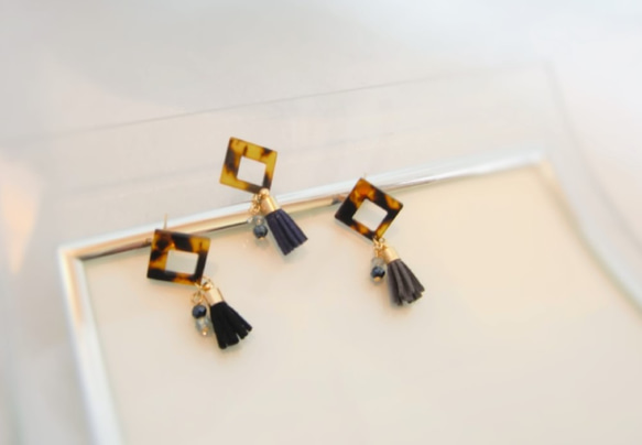 スクエアべっ甲タッセルピアス（ポストピアスバージョン） ピアス（スタッド・一粒） maysora 通販｜Creema(クリーマ) 3372073