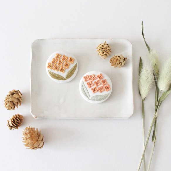 花束のブローチ｜2colour｜金木犀 ( 手刺繍 刺繍ブローチ ) ブローチ ちいさなかべかざり 通販 12708717｜Creema(クリーマ)