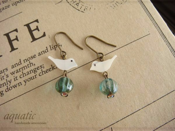 小鳥とチェコビーズのピアス(ブルーグリーンセルシアン) ピアス（フック・チェーン） aquatic 通販｜Creema(クリーマ) 3176647