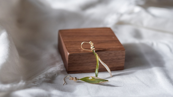 ++柳の葉☆手作りクリスタルフラワーピアス_ダークグリーン イヤリング・ノンホールピアス Suntimes 通販 12047958 ...