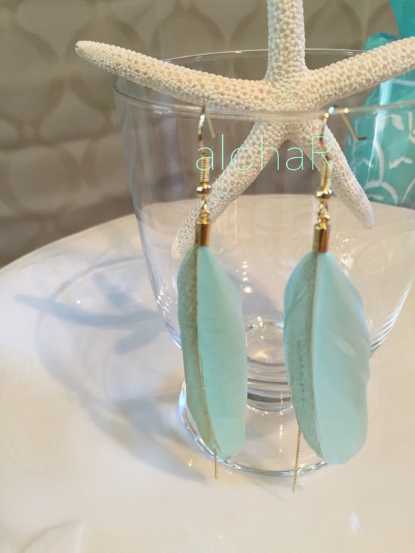 ミントグリーン フェザー ピアス ︎イヤリング ピアス（フック・チェーン） alohaR 通販 2255441｜Creema(クリーマ)