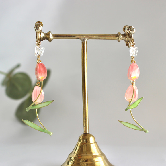 ふわり揺れるチューリップと蝶々のピアス/イヤリング ピアス（フック・チェーン） fraise02フレーズゼロニ 通販 11547683 ...