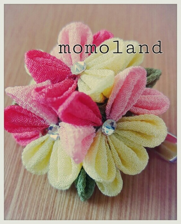 つまみちりめんのブローチ ブローチ momo 通販 1748563｜Creema(クリーマ)