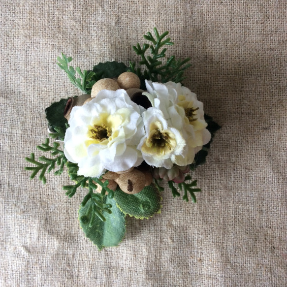 ミニバラのちっちゃなコサージュ(white/B) コサージュ casico bridal＊* 通販 2170617｜Creema(クリーマ)