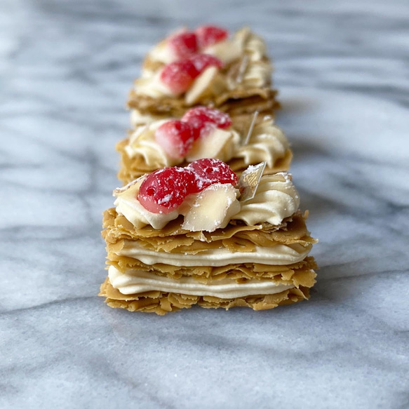 ミニチュア 苺のミルフィーユ その他置物 morico 通販 12646225｜Creema(クリーマ)