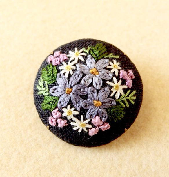 濃紺ブーケ刺繍ブローチ ブローチ tukuru-Risa-broderie 通販｜Creema(クリーマ) 2649222
