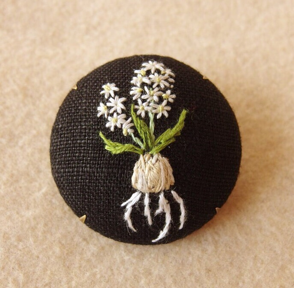 白いヒヤシンス 刺繍ブローチ ブローチ tukuru-Risa-broderie 通販 3657969｜Creema(クリーマ)