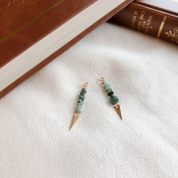 再販☆エメラルドのトライアングルピアス ピアス（スタッド・一粒） kiyk_k 通販｜Creema(クリーマ) 12590711