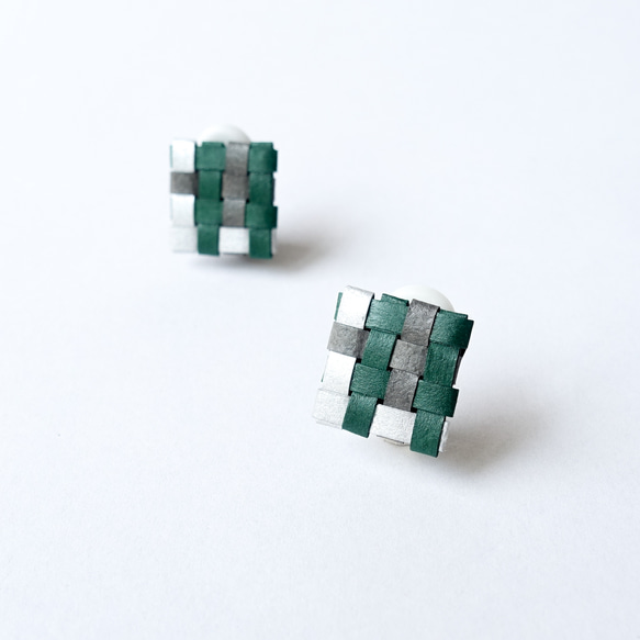 グリーンのチェック柄ピアス(イヤリング) 大人の秋冬アクセサリー 金属アレルギー対応可 ピアス（スタッド・一粒） のの製作所 通販 ...