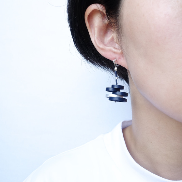 少し個性的な揺れるサークルイヤリング(ピアス)「Swing!(ネイビー×シルバー)」 ピアス（スタッド・一粒） のの製作所 通販 ...
