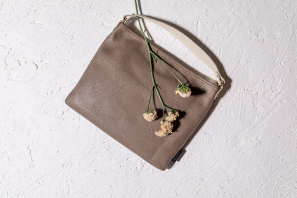 ふっくら柔らか＊イタリアンレザー＊日本製＊ショルダーベルト付き＊軽いバッグ 【トープ×アイボリー】 ハンドバッグ SOEL（ソエル） 通販 ...