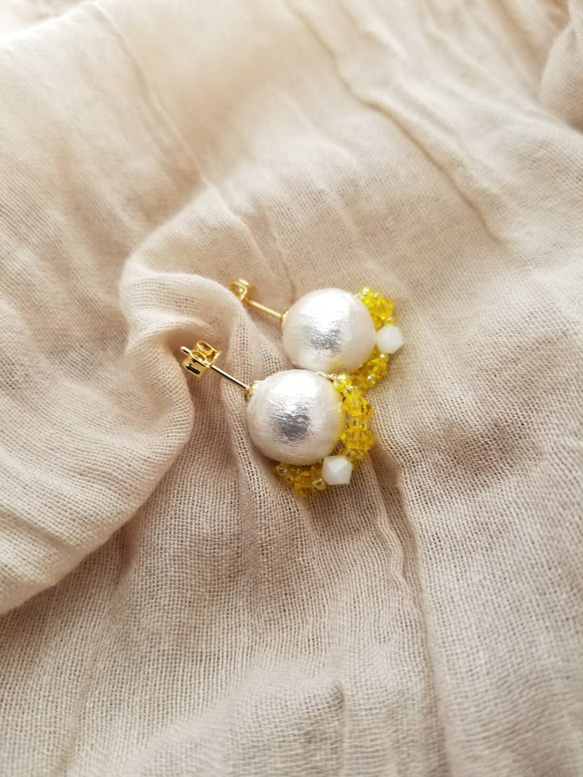 コットンパールとビーズのピアス(イエロー) ピアス（スタッド・一粒） anju 通販｜Creema(クリーマ)