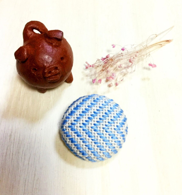 こぎん刺しブローチ(柄:くの字) ブローチ buttermochi 通販 1864243｜Creema(クリーマ)